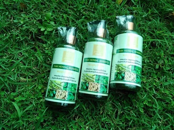 THAI HERBAL SHAMPOO - 300ML แชมพูสมุนไพรไทย ลดผมร่วง ชี้ฟู โดยอมรพรรณเฮ ...